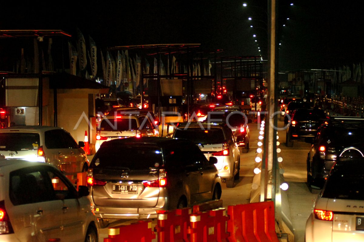 KEMACETAN ARUS BALIK TOL FUNGSIONAL | ANTARA Foto