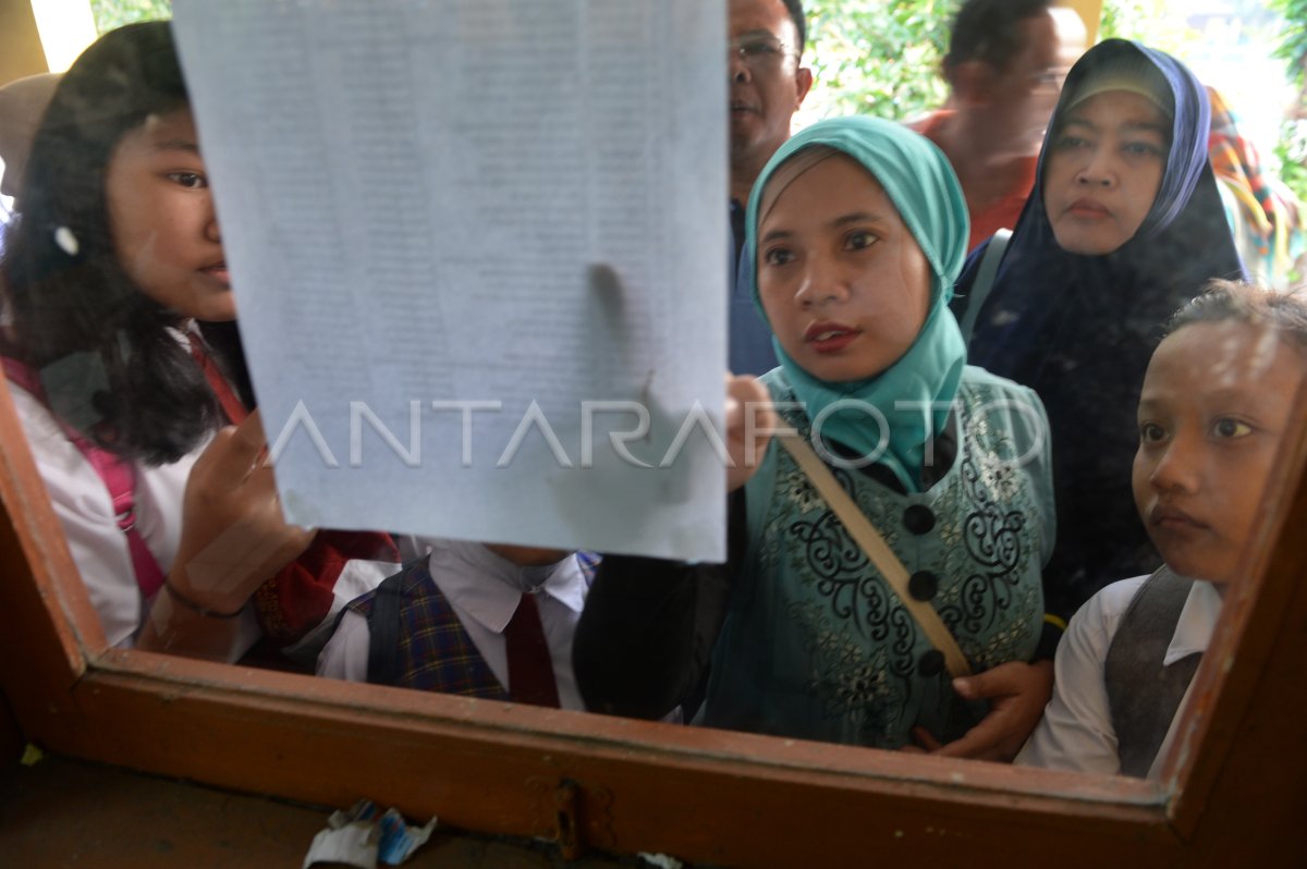 HARI PERTAMA MASUK SEKOLAH | ANTARA Foto
