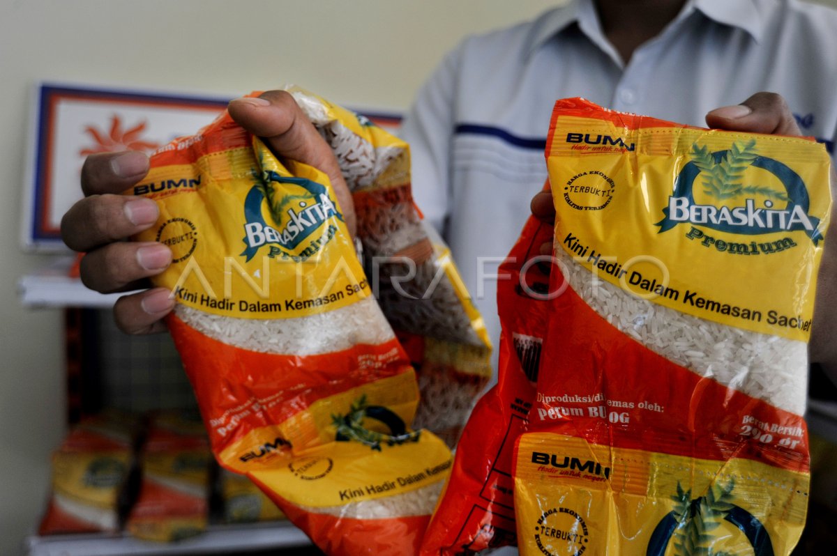 BERAS BULOG KEMASAN SACHET | ANTARA Foto