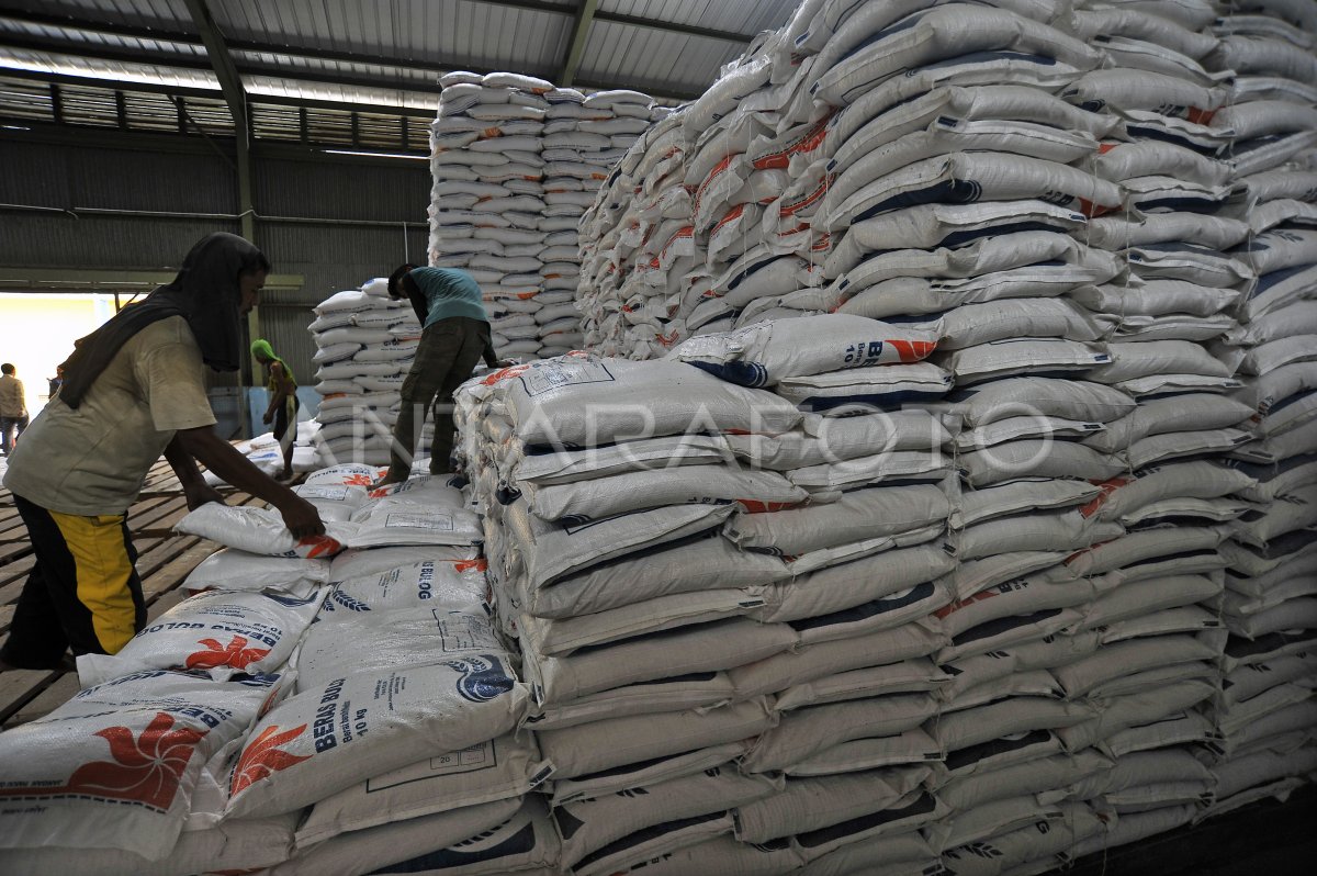 BULOG GELONTORKAN STOK BERAS | ANTARA Foto