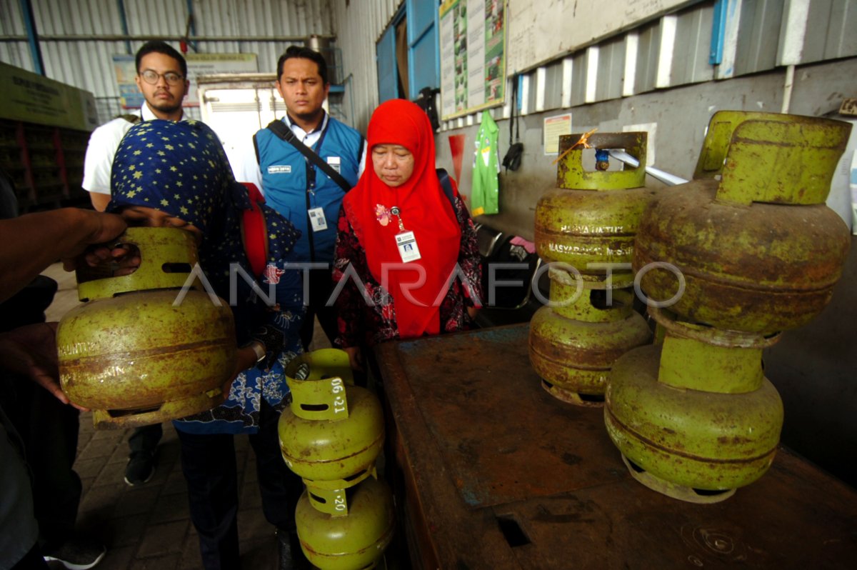 PEMERIKSAAN TABUNG GAS ELPIJI | ANTARA Foto