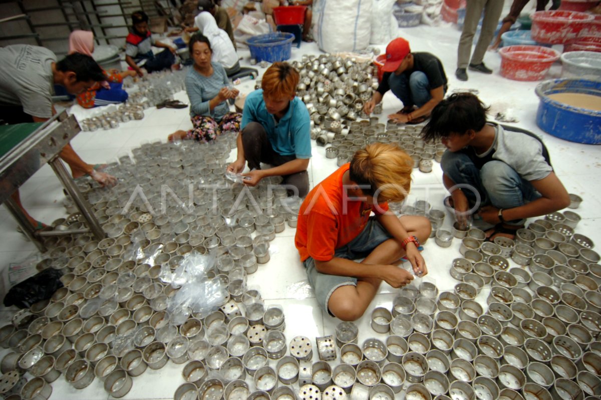 PENYALURAN DANA BERGULIR UMKM | ANTARA Foto PENYALURAN DANA BERGULIR UMKM | ANTARA Foto