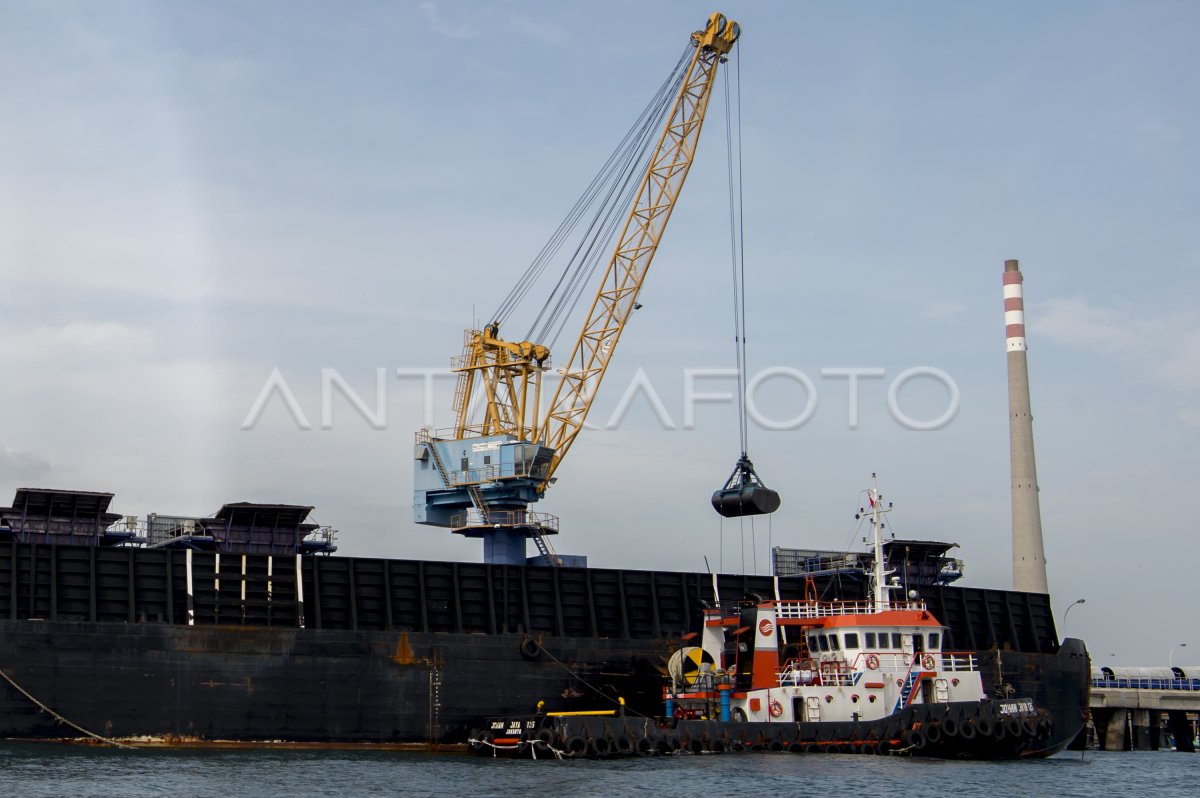 PJB LAKUKAN COAL SWITCHING PADA PLTU PAITON 1 DAN 2 | ANTARA Foto