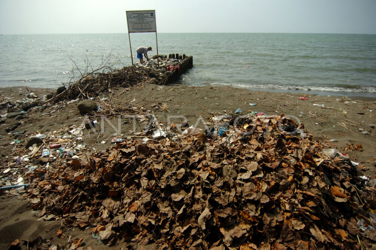 PESISIR UTARA DIPENUHI SAMPAH RUMAH TANGGA | ANTARA Foto PESISIR UTARA DIPENUHI SAMPAH RUMAH TANGGA | ANTARA Foto
