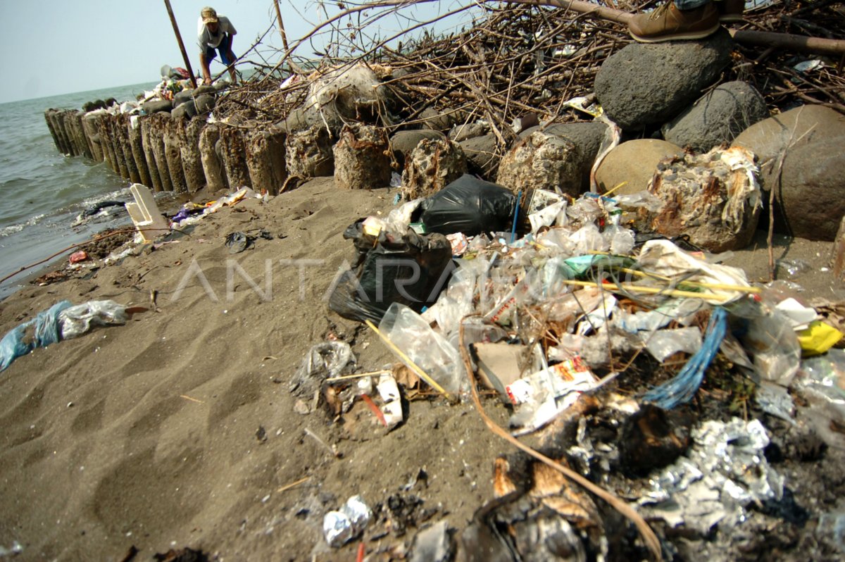 PESISIR UTARA DIPENUHI SAMPAH RUMAH TANGGA | ANTARA Foto PESISIR UTARA DIPENUHI SAMPAH RUMAH TANGGA | ANTARA Foto