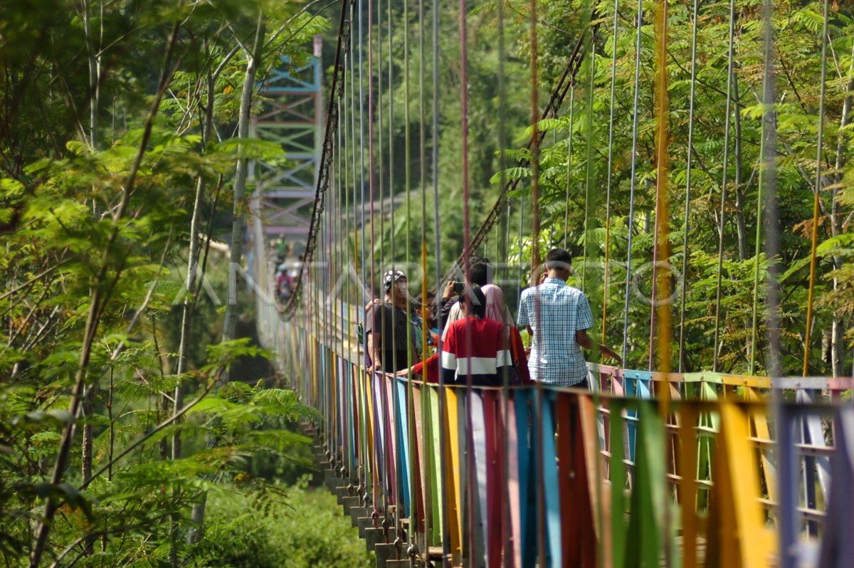 WISATA JEMBATAN GANTUNG | ANTARA Foto