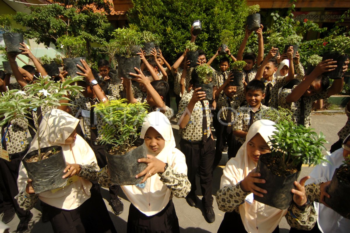 MENANAM POHON DI SEKOLAH | ANTARA Foto