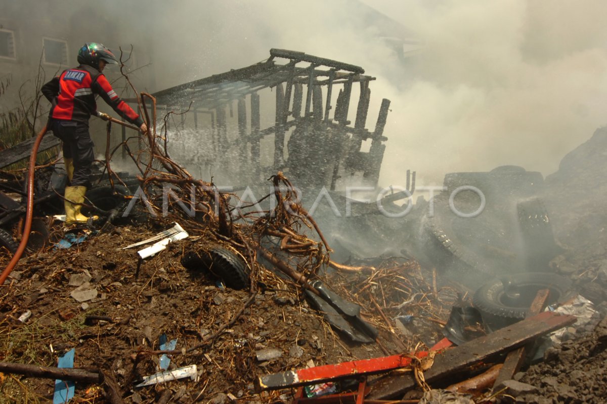 KEBAKARAN GUDANG RONGSOK | ANTARA Foto