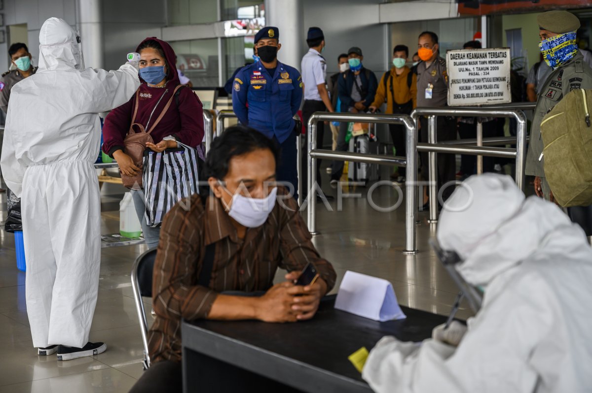 PERKETAT ORANG MASUK LEWAT UDARA | ANTARA Foto PERKETAT ORANG MASUK LEWAT UDARA | ANTARA Foto