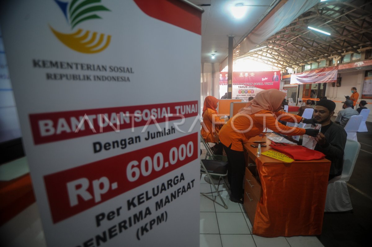 PENYALURAN BANTUAN SOSIAL TUNAI | ANTARA Foto PENYALURAN BANTUAN SOSIAL TUNAI | ANTARA Foto