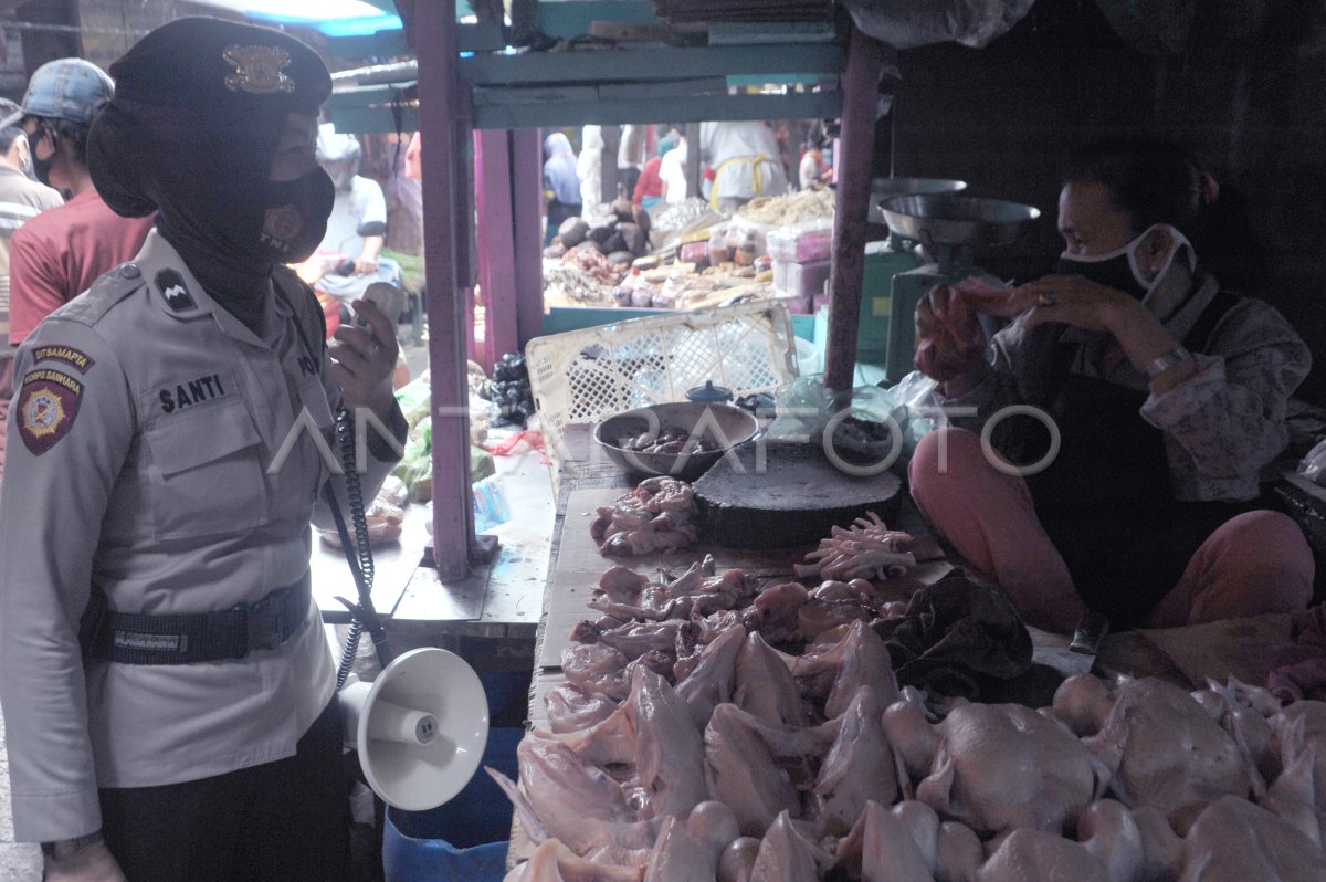 PENEGAKAN DISIPLIN PROTOKOL KESEHATAN DI PASAR | ANTARA Foto PENEGAKAN DISIPLIN PROTOKOL KESEHATAN DI PASAR | ANTARA Foto