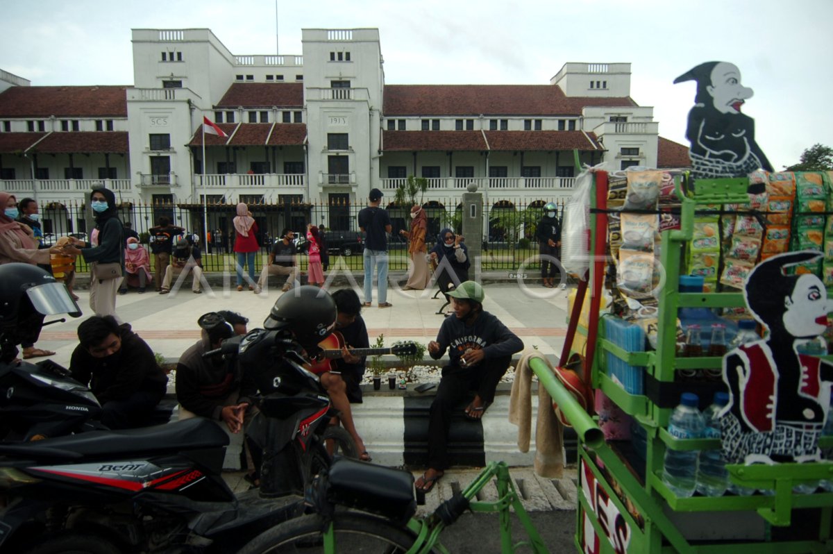 WARGA ABAIKAN PROTOKOL KESEHATAN | ANTARA Foto