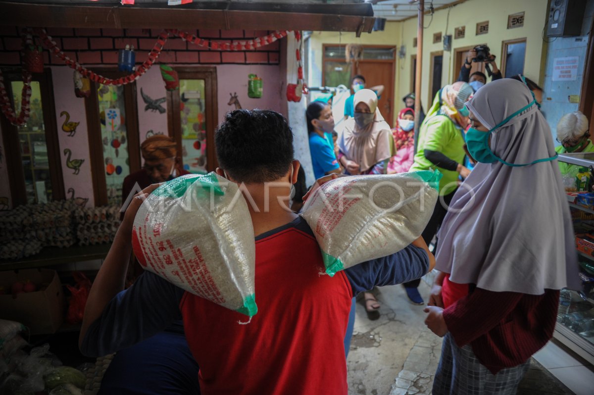 PENYALURAN BANTUAN SOSIAL NON TUNAI DI BANDUNG | ANTARA Foto PENYALURAN BANTUAN SOSIAL NON TUNAI DI BANDUNG | ANTARA Foto
