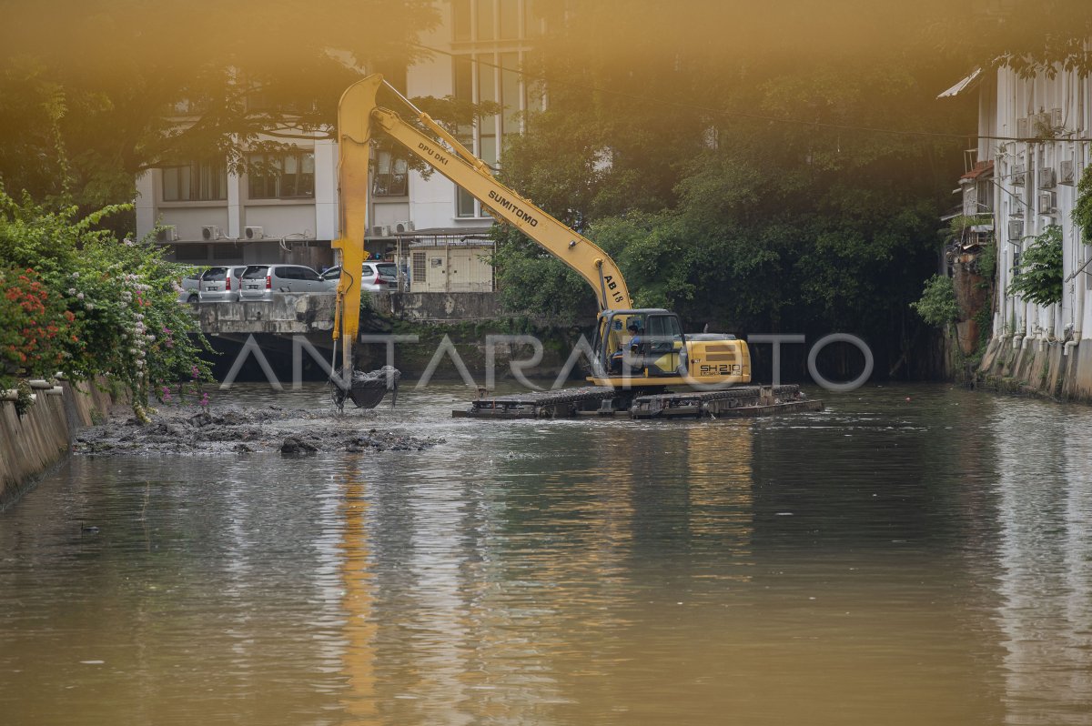 PENGERUKAN SEDIMENTASI SUNGAI CILIWUNG | ANTARA Foto