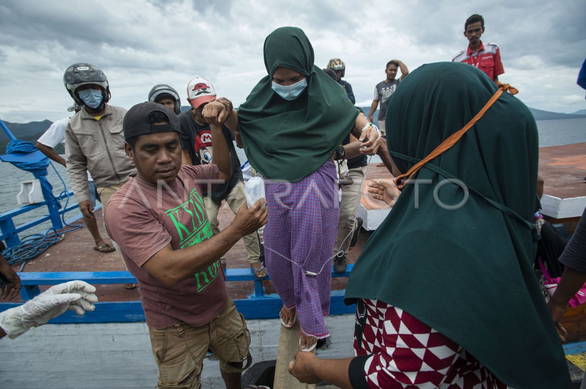 EVAKUASI KORBAN BANJIR BANDANG DI ADONARA FLORES TIMUR | ANTARA Foto