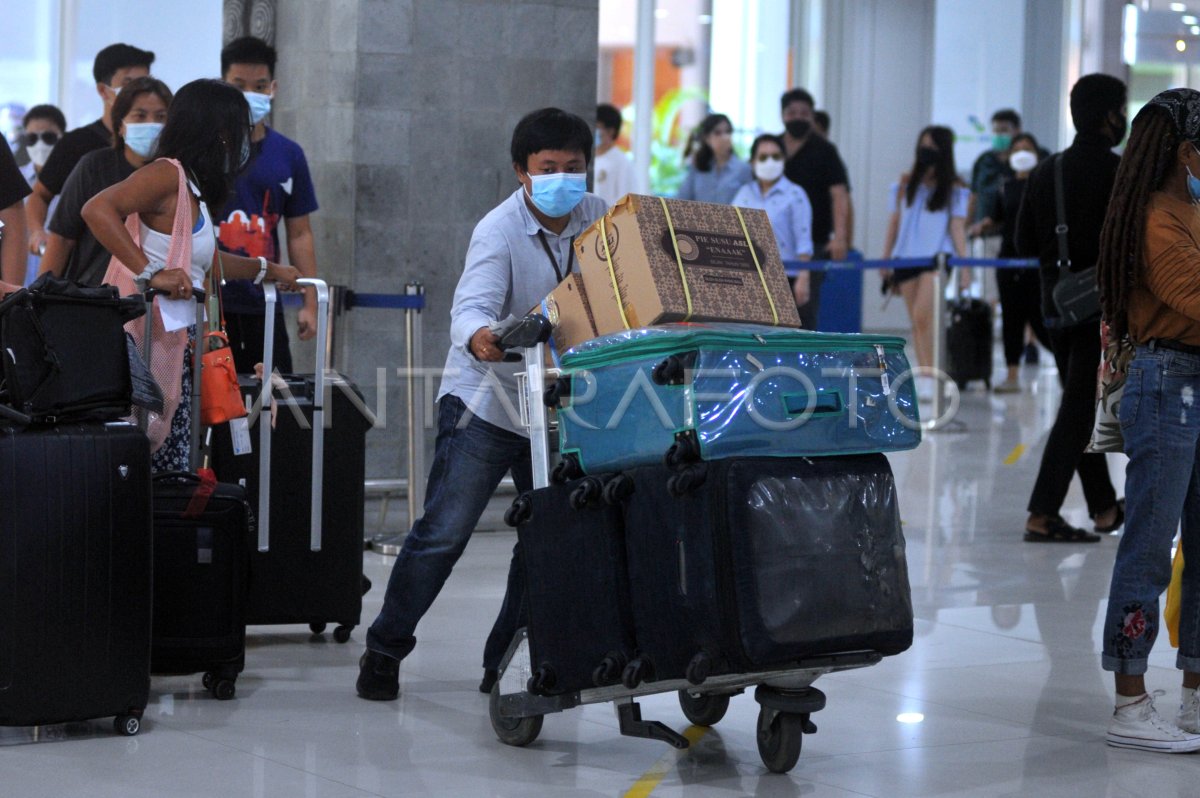 PENUMPANG BANDARA NGURAH RAI MELONJAK | ANTARA Foto