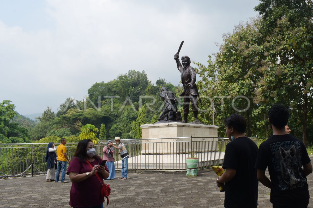 WISATA MONUMEN KRESEK SAAT HARI LAHIR PANCASILA | ANTARA Foto WISATA MONUMEN KRESEK SAAT HARI LAHIR PANCASILA | ANTARA Foto