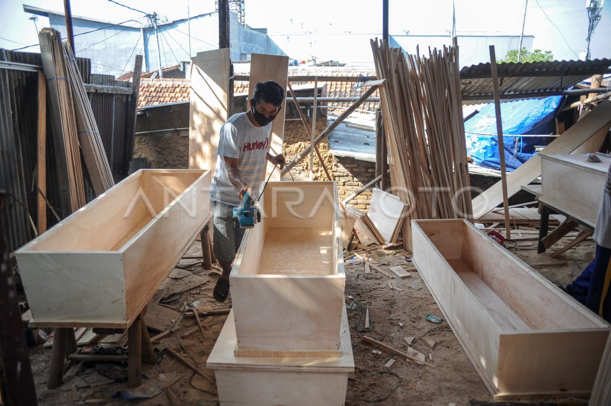 PERMINTAAN PETI JENAZAH MENINGKAT | ANTARA Foto