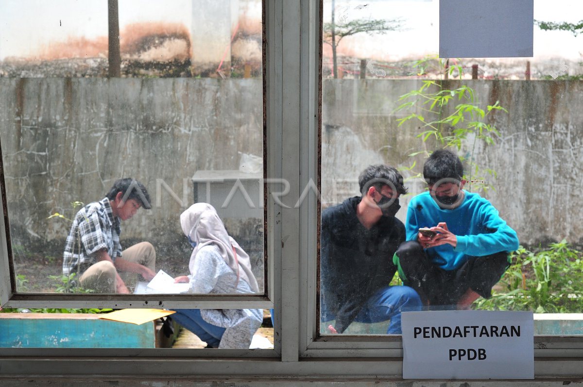 PENDAFTARAN PPDB SMK DI JAMBI | ANTARA Foto PENDAFTARAN PPDB SMK DI JAMBI | ANTARA Foto