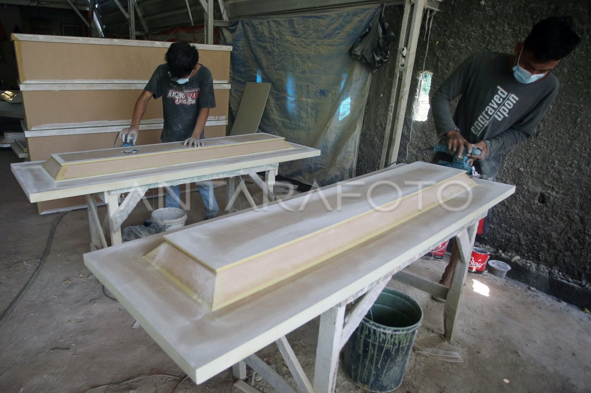 PERMINTAAN PETI MATI KHUSUS COVID-19 MENINGKAT TAJAM | ANTARA Foto