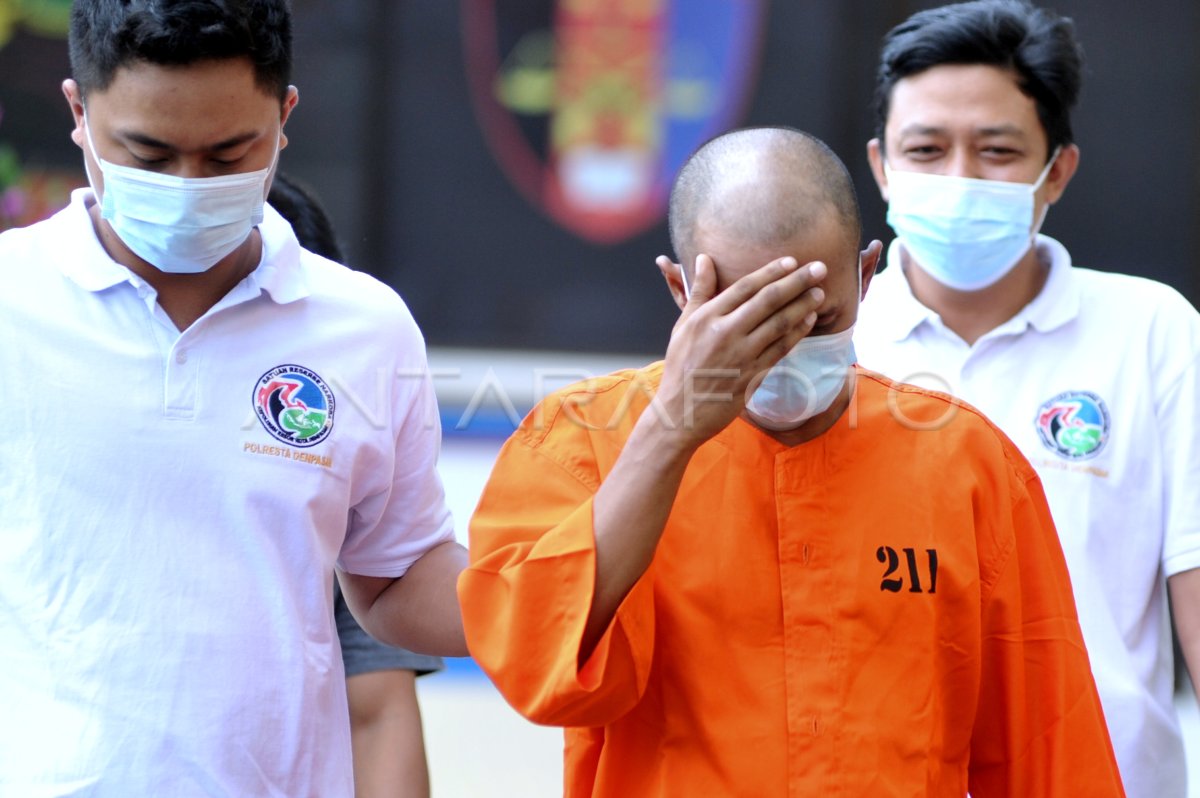PENANGKAPAN KURIR NARKOBA DI DENPASAR | ANTARA Foto PENANGKAPAN KURIR NARKOBA DI DENPASAR | ANTARA Foto
