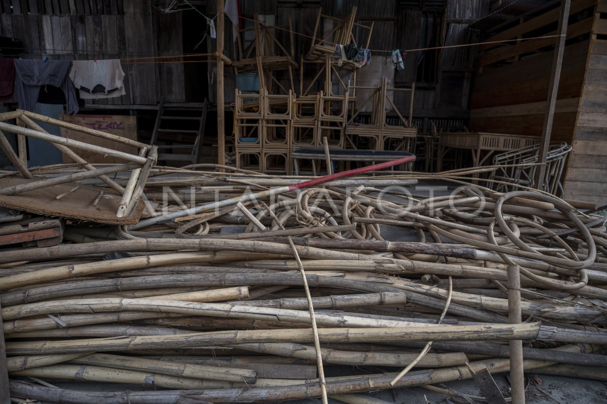 USAHA MEBEL ROTAN TUNGGU PANDEMI REDA | ANTARA Foto USAHA MEBEL ROTAN TUNGGU PANDEMI REDA | ANTARA Foto