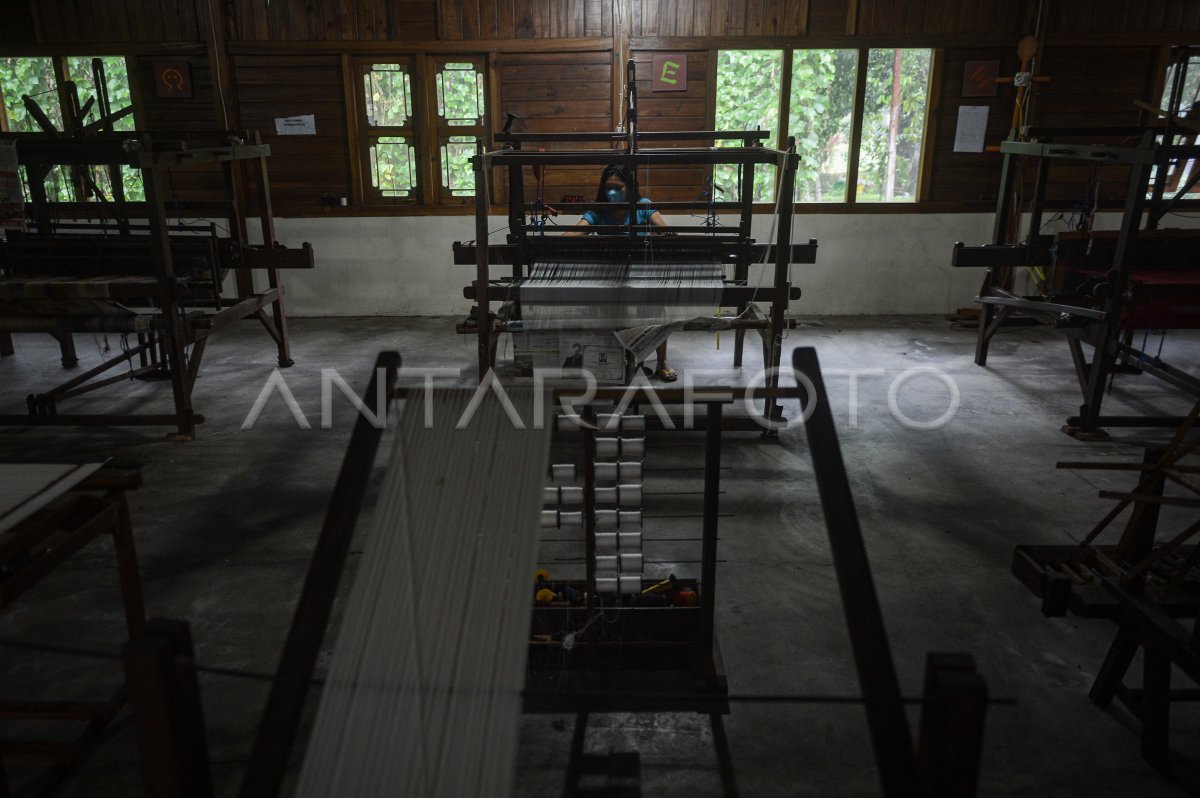 PRODUKSI KAIN TENUN PINAWETENGAN | ANTARA Foto PRODUKSI KAIN TENUN PINAWETENGAN | ANTARA Foto
