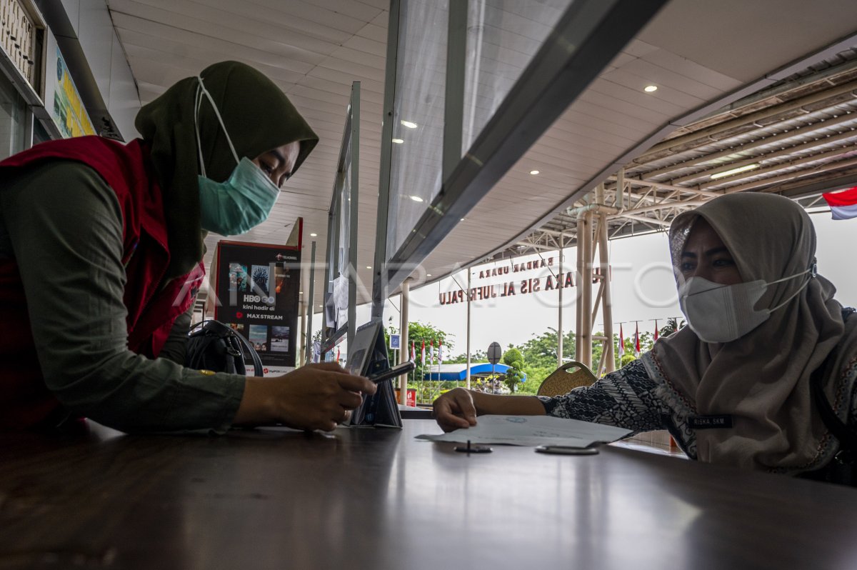 VERIFIKASI DOKUMEN PELAKU PERJALANAN UDARA | ANTARA Foto VERIFIKASI DOKUMEN PELAKU PERJALANAN UDARA | ANTARA Foto