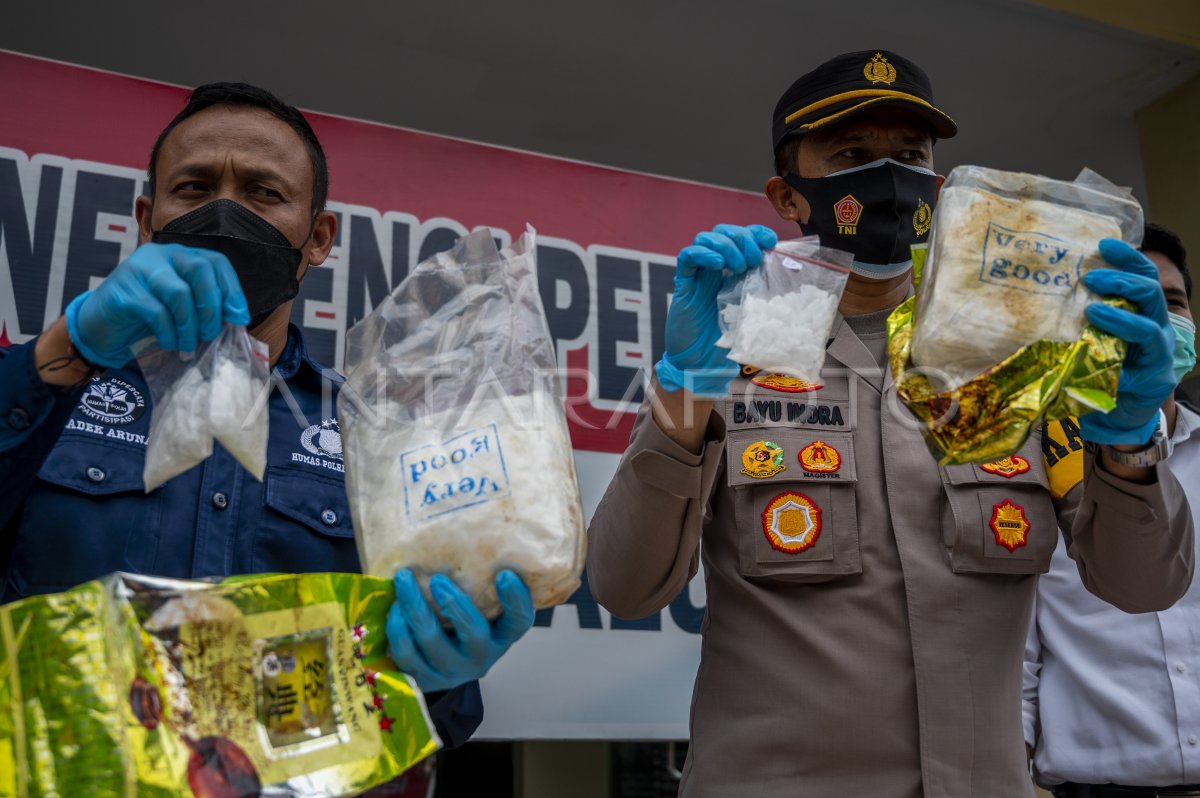 PEGAWAI LAPAS TERTANGKAP KASUS NARKOBA EMPAT KILOGRAM | ANTARA Foto PEGAWAI LAPAS TERTANGKAP KASUS NARKOBA EMPAT KILOGRAM | ANTARA Foto