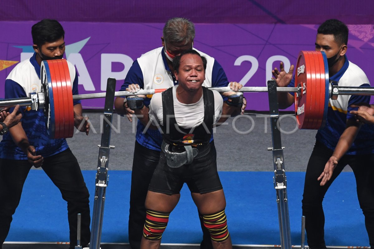 RIAU RAIH EMAS ANGKAT BERAT 59KG PON PAPUA | ANTARA Foto