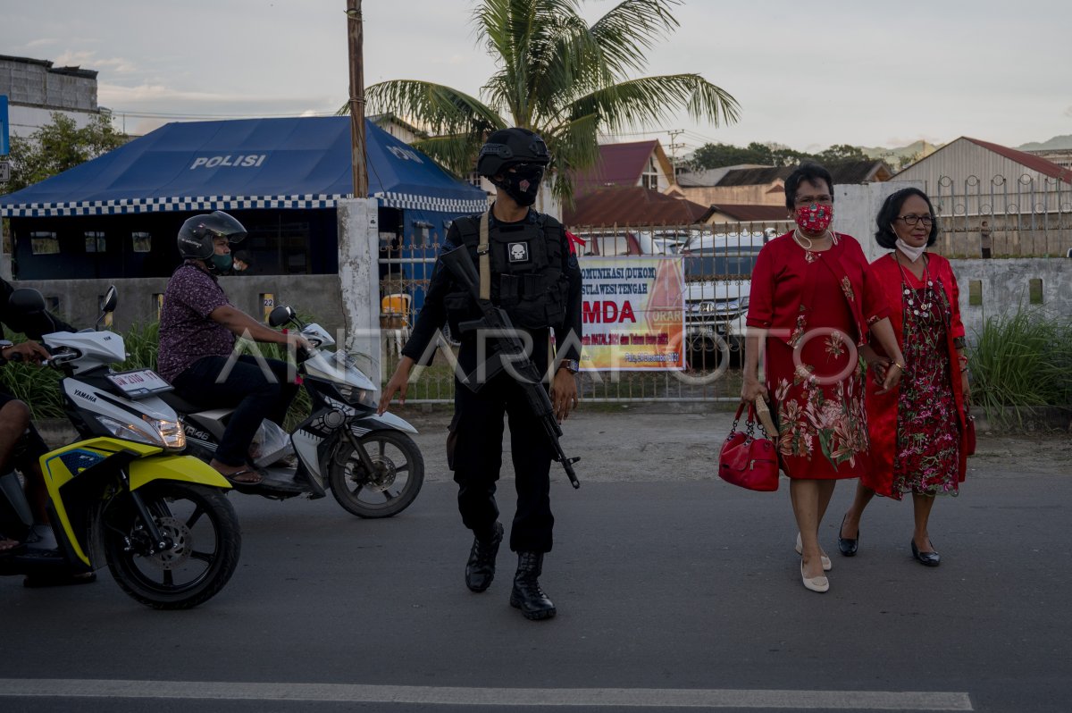 PENGAMANAN IBADAH NATAL DI PALU | ANTARA Foto PENGAMANAN IBADAH NATAL DI PALU | ANTARA Foto