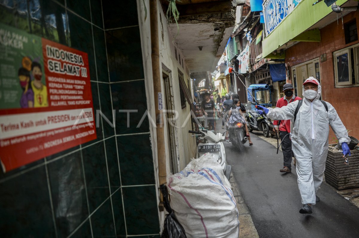 DISINFEKSI KAWASAN PADAT PENDUDUK DI JAKARTA | ANTARA Foto