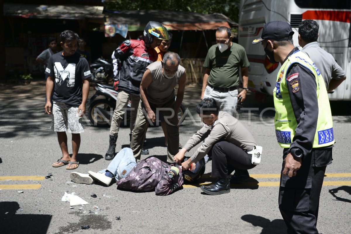 PEMUDIK BERSEPEDA MOTOR MENGALAMI KECELAKAAN DI ALAS ROBAN | ANTARA Foto PEMUDIK BERSEPEDA MOTOR MENGALAMI KECELAKAAN DI ALAS ROBAN | ANTARA Foto