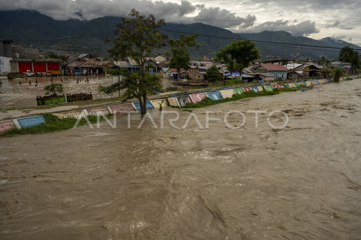 BANJIR LUAPAN AIR SUNGAI DI PALU | ANTARA Foto