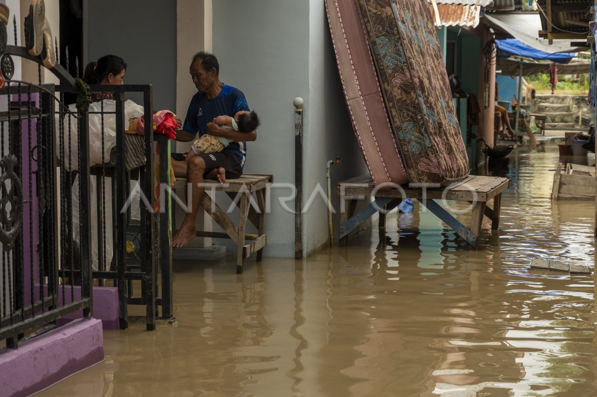 BANJIR LUAPAN AIR SUNGAI DI PALU | ANTARA Foto