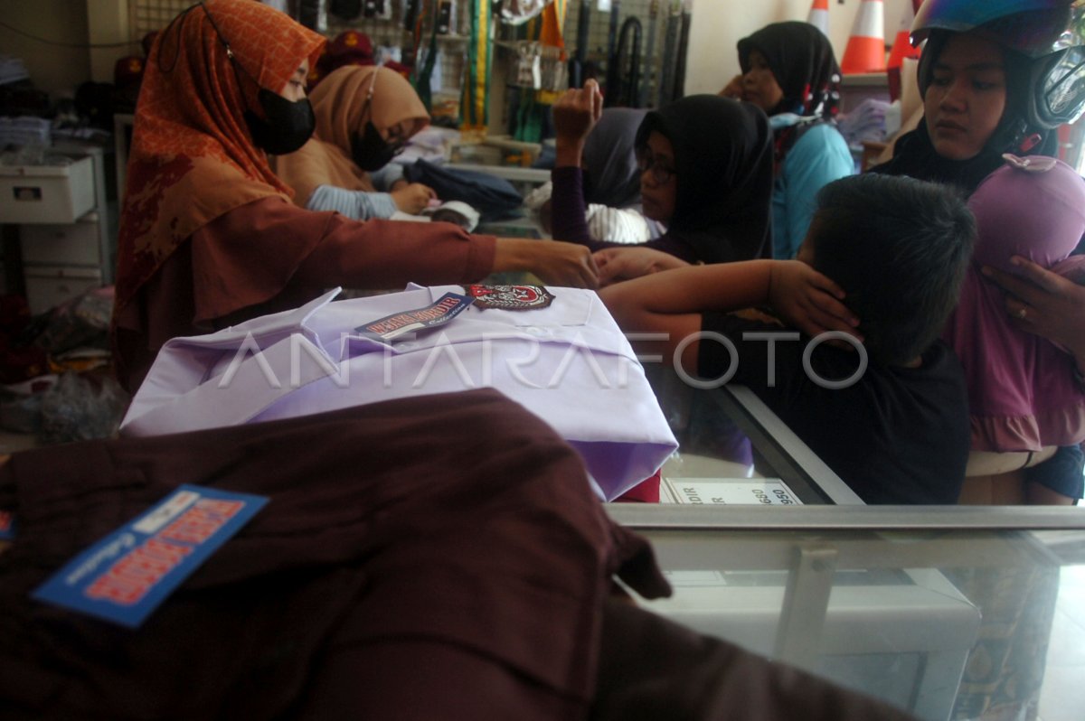PENJUALAN SERAGAM SEKOLAH | ANTARA Foto PENJUALAN SERAGAM SEKOLAH | ANTARA Foto