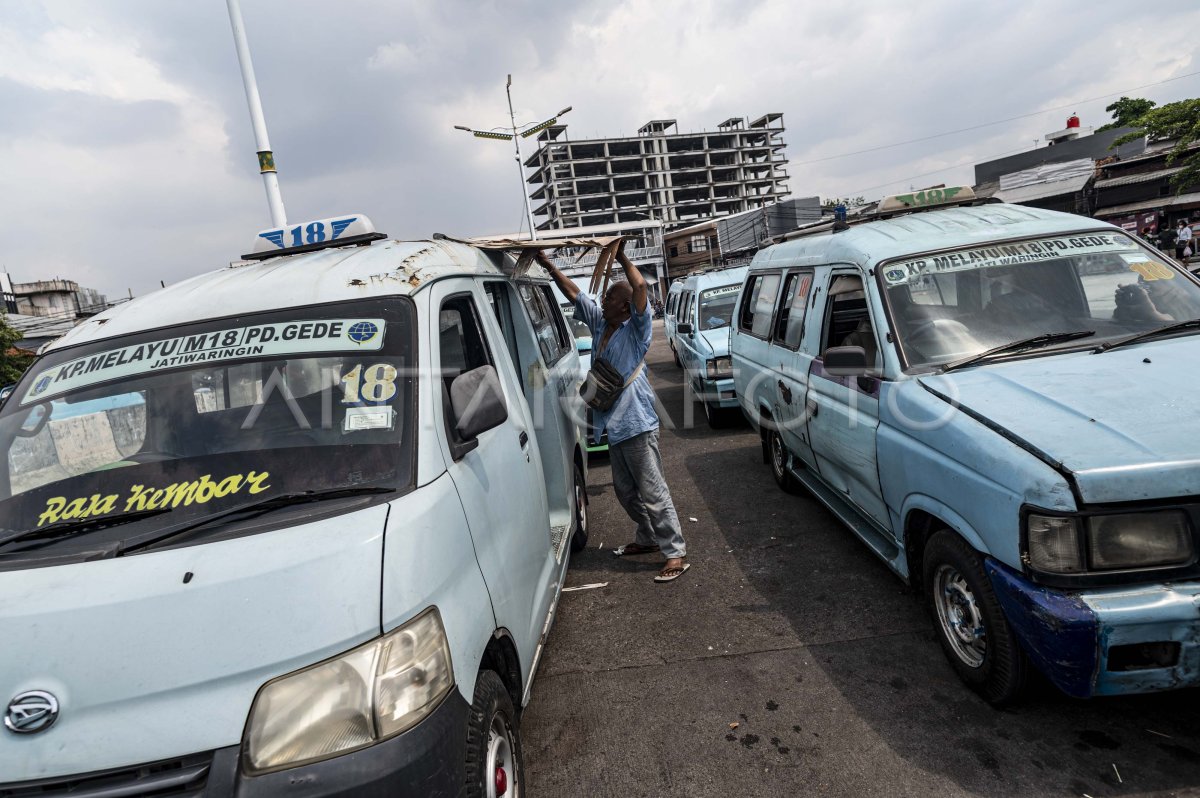 PENYESUAIAN TARIF ANGKUTAN UMUM DI JAKARTA | ANTARA Foto PENYESUAIAN TARIF ANGKUTAN UMUM DI JAKARTA | ANTARA Foto