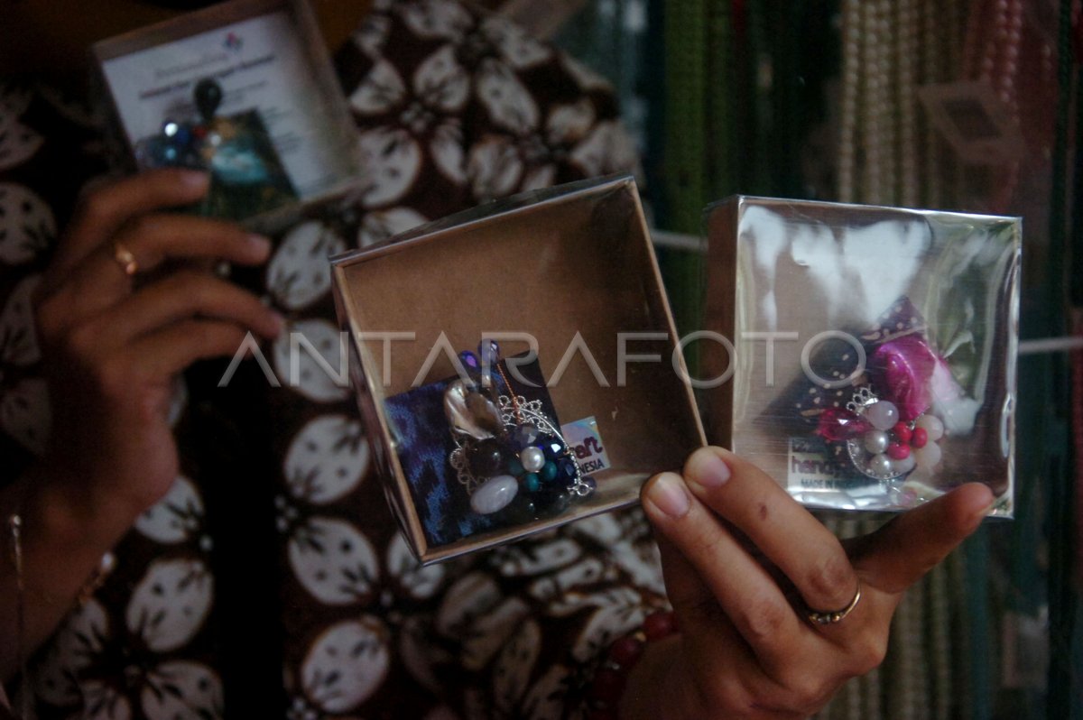 PRODUKSI AKSESORIS UNTUK PASAR EKSPOR | ANTARA Foto PRODUKSI AKSESORIS UNTUK PASAR EKSPOR | ANTARA Foto