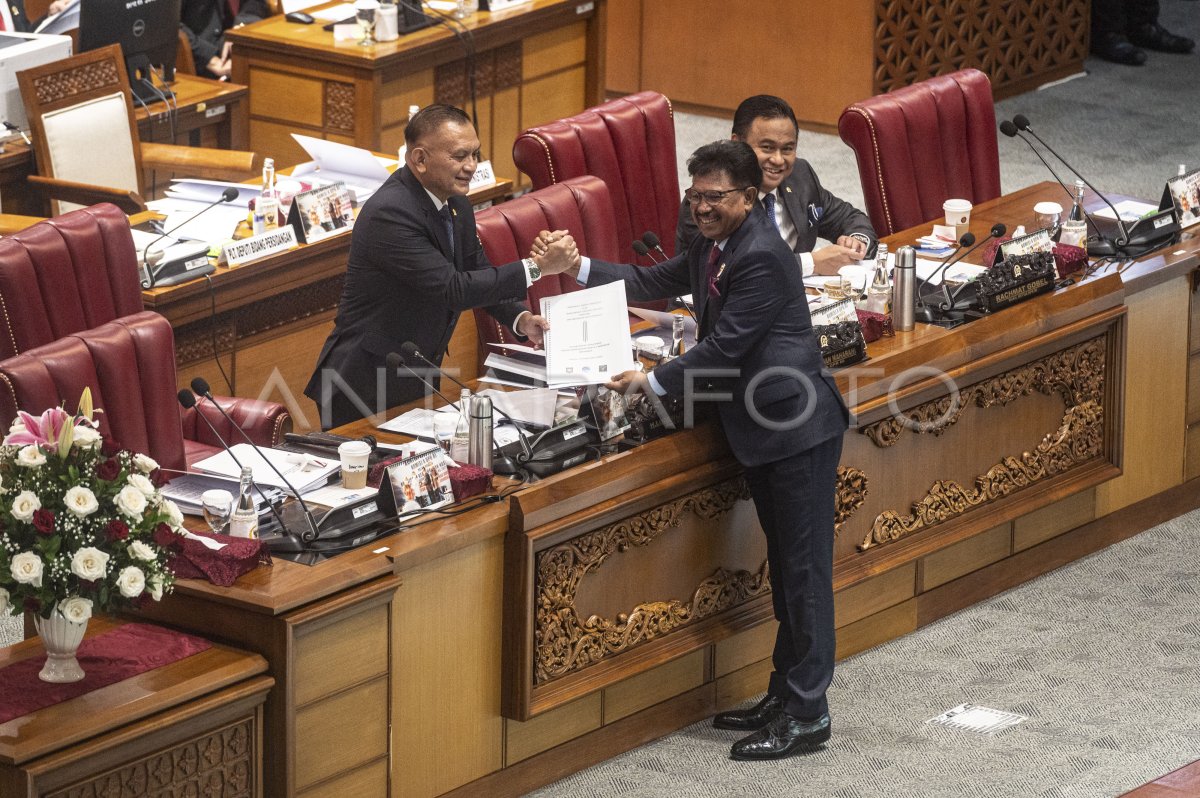 LAPORAN HASIL FIT PROPER TEST BPKH DARI UNSUR MASYARAKAT | ANTARA Foto LAPORAN HASIL FIT PROPER TEST BPKH DARI UNSUR MASYARAKAT | ANTARA Foto