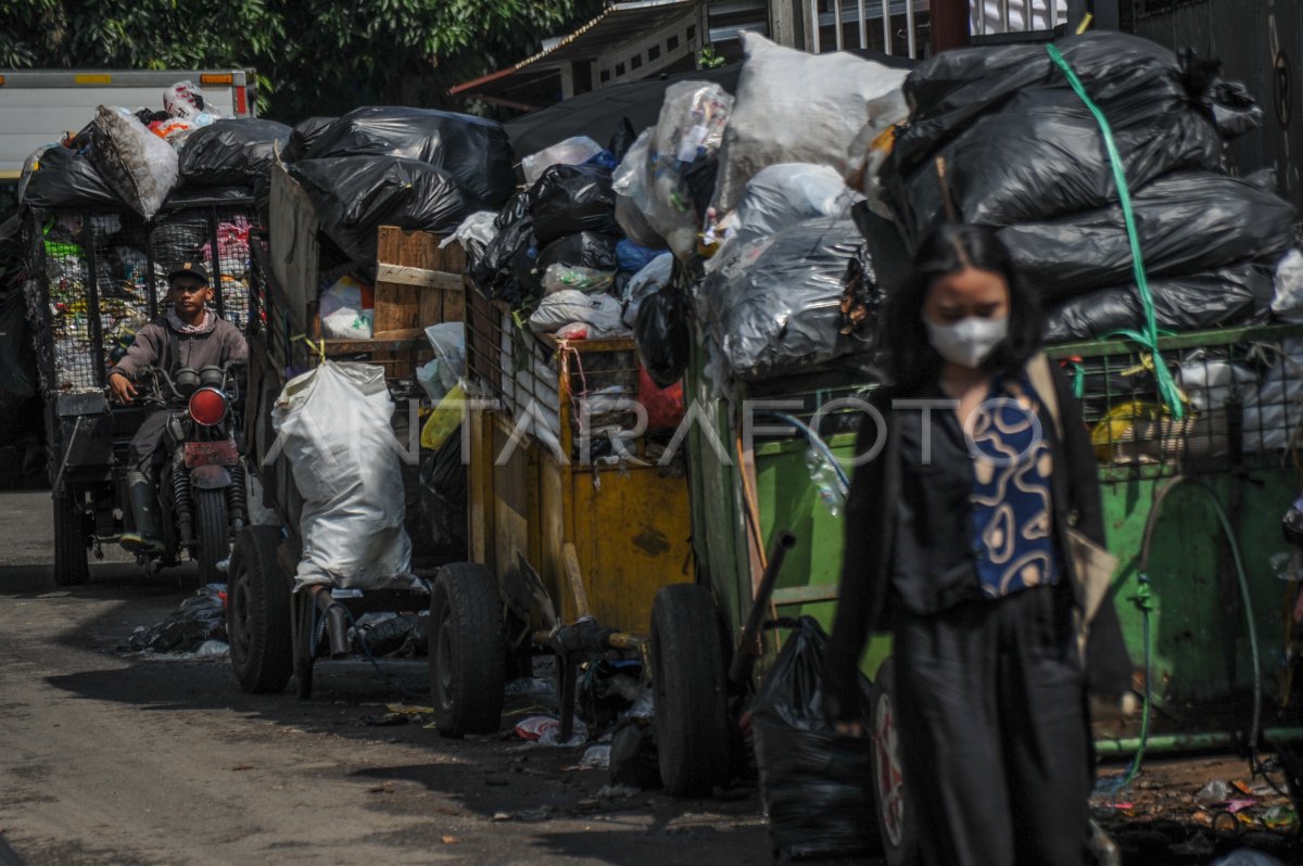 PENUMPUKAN SAMPAH DI BANDUNG | ANTARA Foto