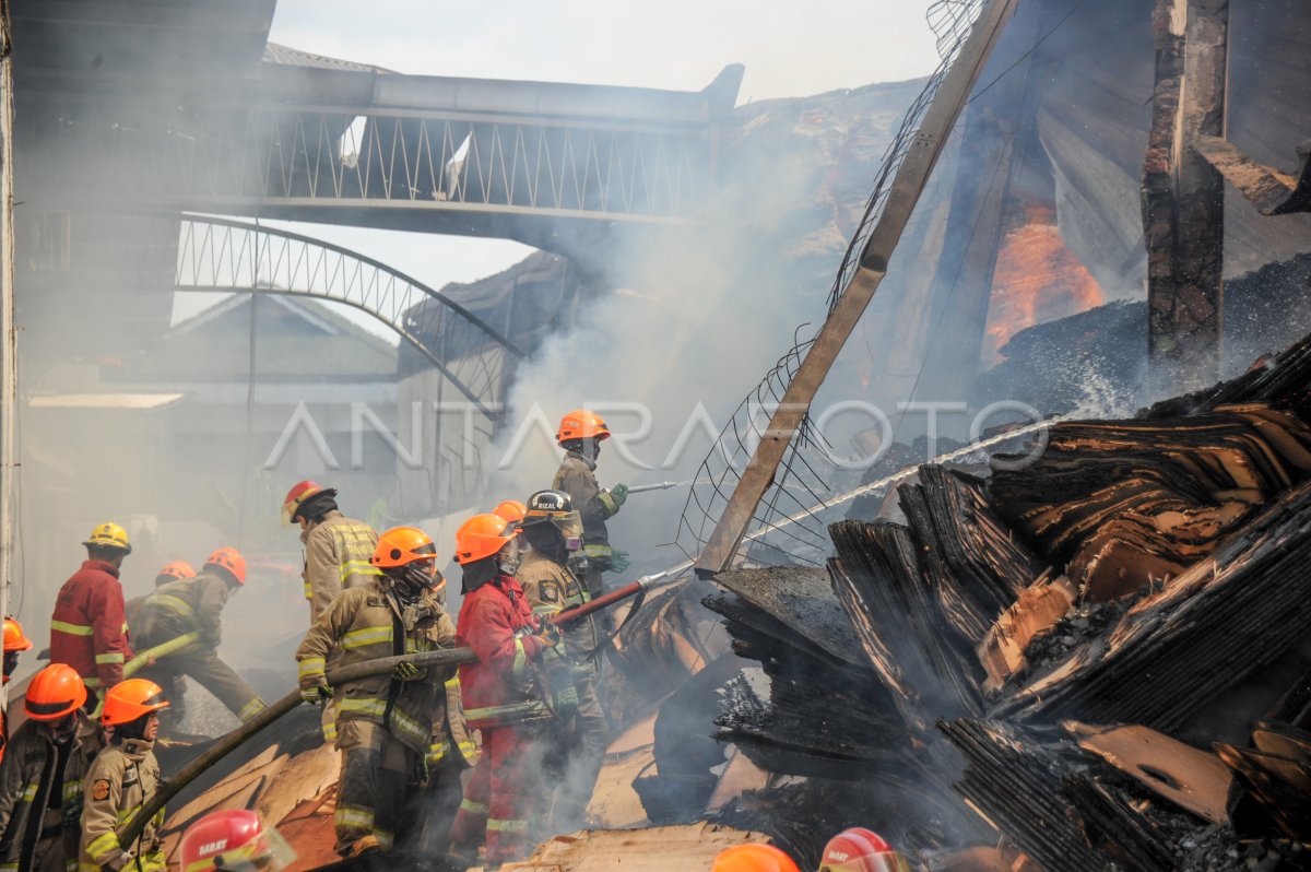 KEBAKARAN GUDANG TRIPLEK DI BANDUNG | ANTARA Foto