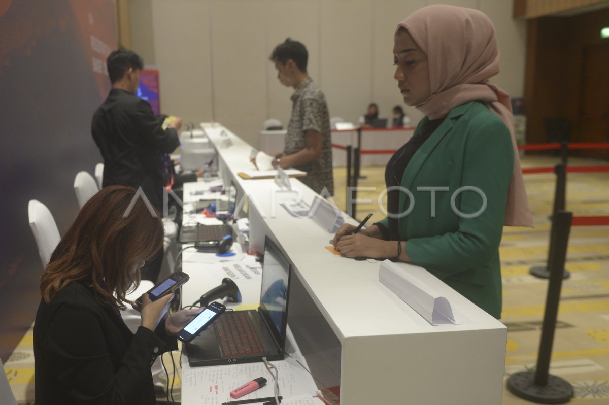 PENGAMBILAN IDENTITAS PESERTA KTT G20 | ANTARA Foto
