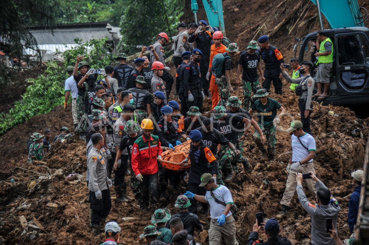 PENCARIAN KORBAN LONGSOR CIANJUR | ANTARA Foto