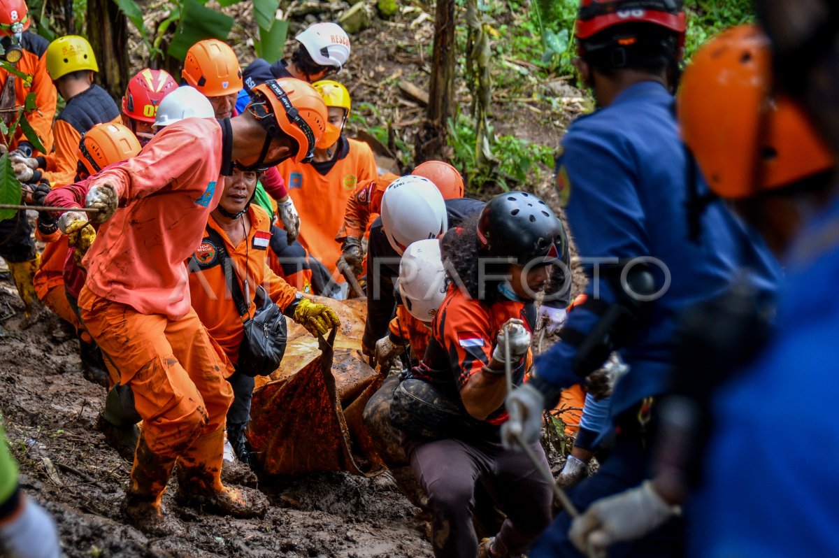 EVAKUASI JENAZAH KORBAN LONGSOR | ANTARA Foto