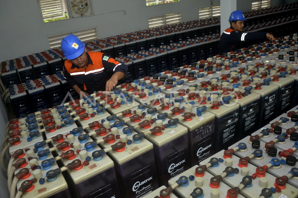 BATERAI PENYIMPANAN PANEL PEMBANGKIT LISTRIK TENAGA SURYA | ANTARA Foto BATERAI PENYIMPANAN PANEL PEMBANGKIT LISTRIK TENAGA SURYA | ANTARA Foto