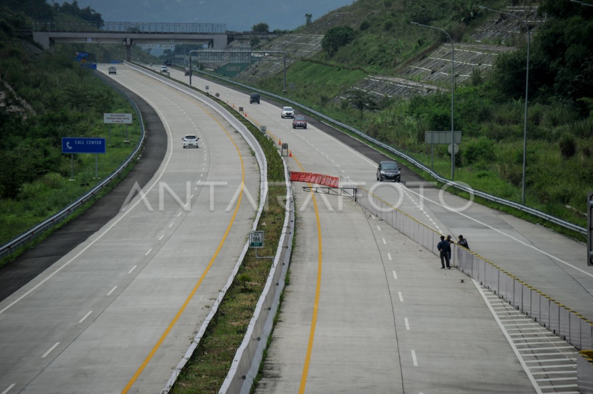 PENGOPERASIAN JALAN TOL CISUMDAWU SEKSI DUA DAN TIGA | ANTARA Foto