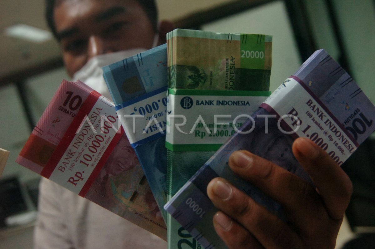 KEBUTUHAN UANG BARU NATAL DAN TAHUN BARU | ANTARA Foto KEBUTUHAN UANG BARU NATAL DAN TAHUN BARU | ANTARA Foto