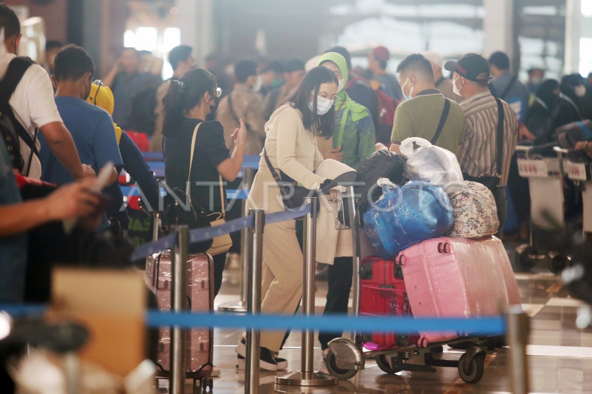 PENUMPANG PESAWAT NAIK DRASTIS TAHUN 2022 | ANTARA Foto PENUMPANG PESAWAT NAIK DRASTIS TAHUN 2022 | ANTARA Foto