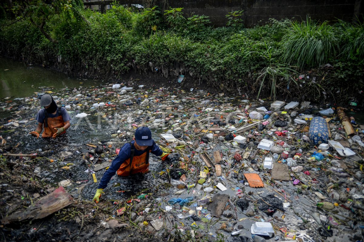 AKSI BERSIH SUNGAI OLEH RELAWAN | ANTARA Foto