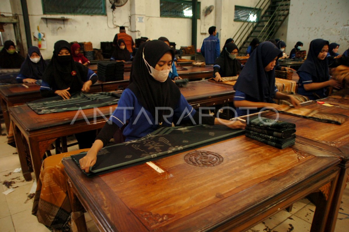 PEMBAGIAN THR PEKERJA PABRIK KAIN SARUNG | ANTARA Foto PEMBAGIAN THR PEKERJA PABRIK KAIN SARUNG | ANTARA Foto
